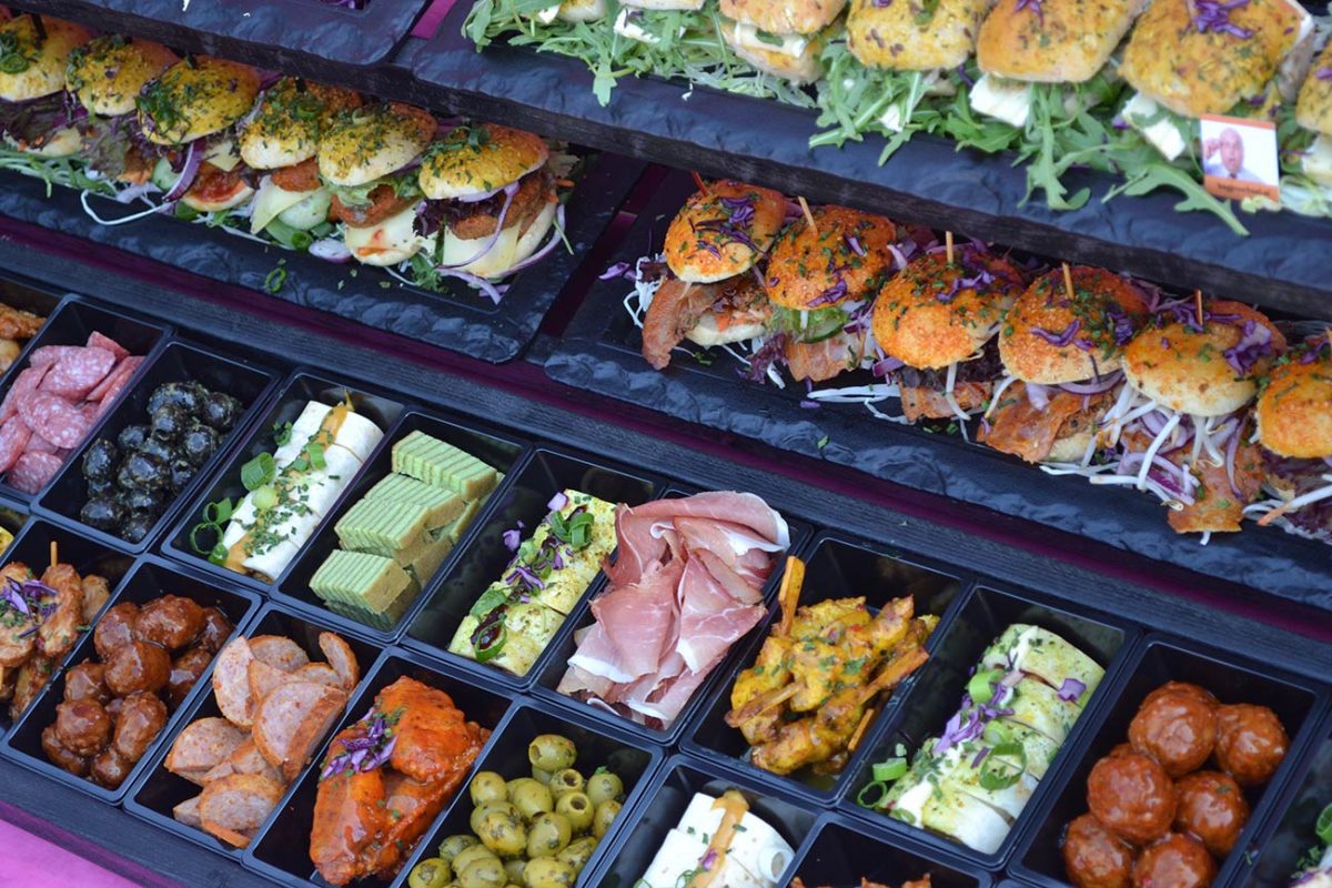 Mini broodjes/hapjes buffet (1.80m lang) | Hapjesschaal.nl