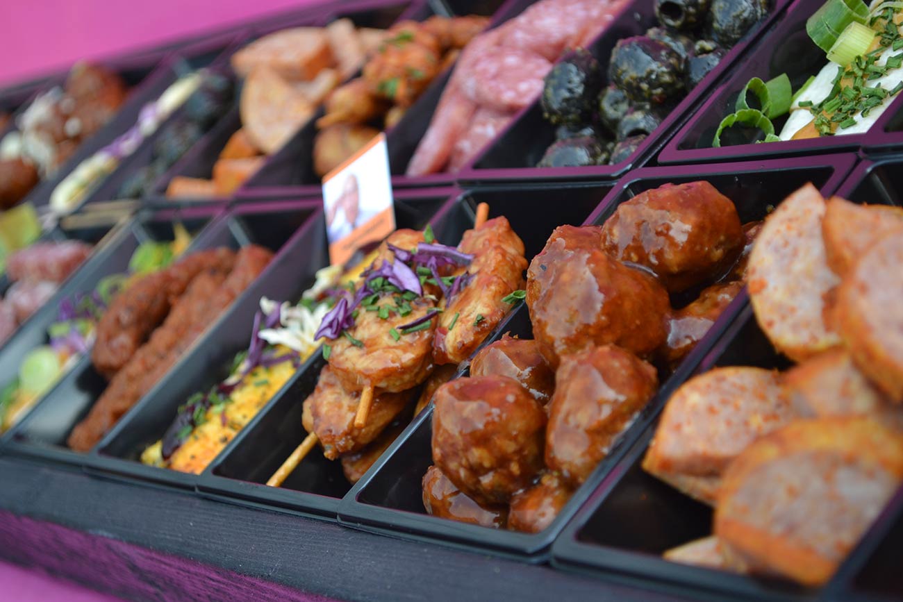 Mini broodjes/hapjes buffet warm/koud (1.80m lang) | Hapjesschaal.nl