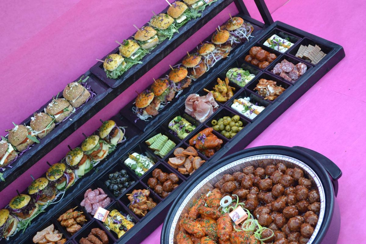 Mini broodjes/hapjes buffet warm/koud (1.80m lang) | Hapjesschaal.nl
